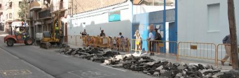 Obres al carrer Mas per eixamplar la vorera de l’Institut Escola Maria ...